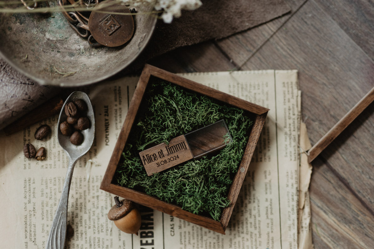 Sliding lid walnut USB box with transparent lid – Photo Pandora