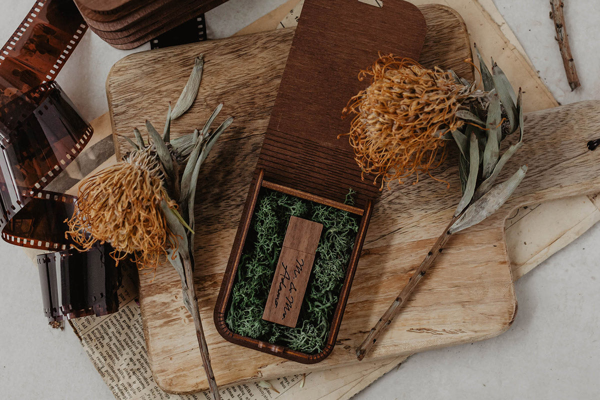 Yoga USB box with moss filler – Photo Pandora